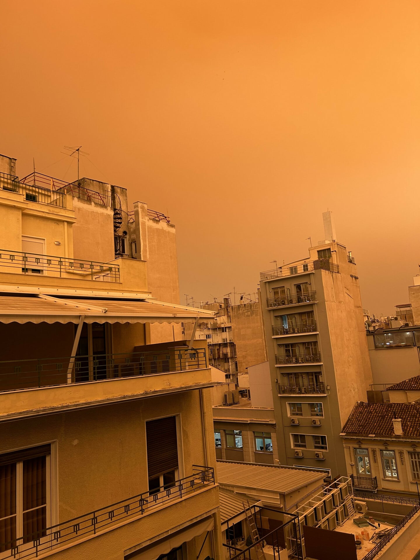 Αφρικανική σκόνη: «Πορτοκαλί» ουρανός και στην Αττική | LiFO