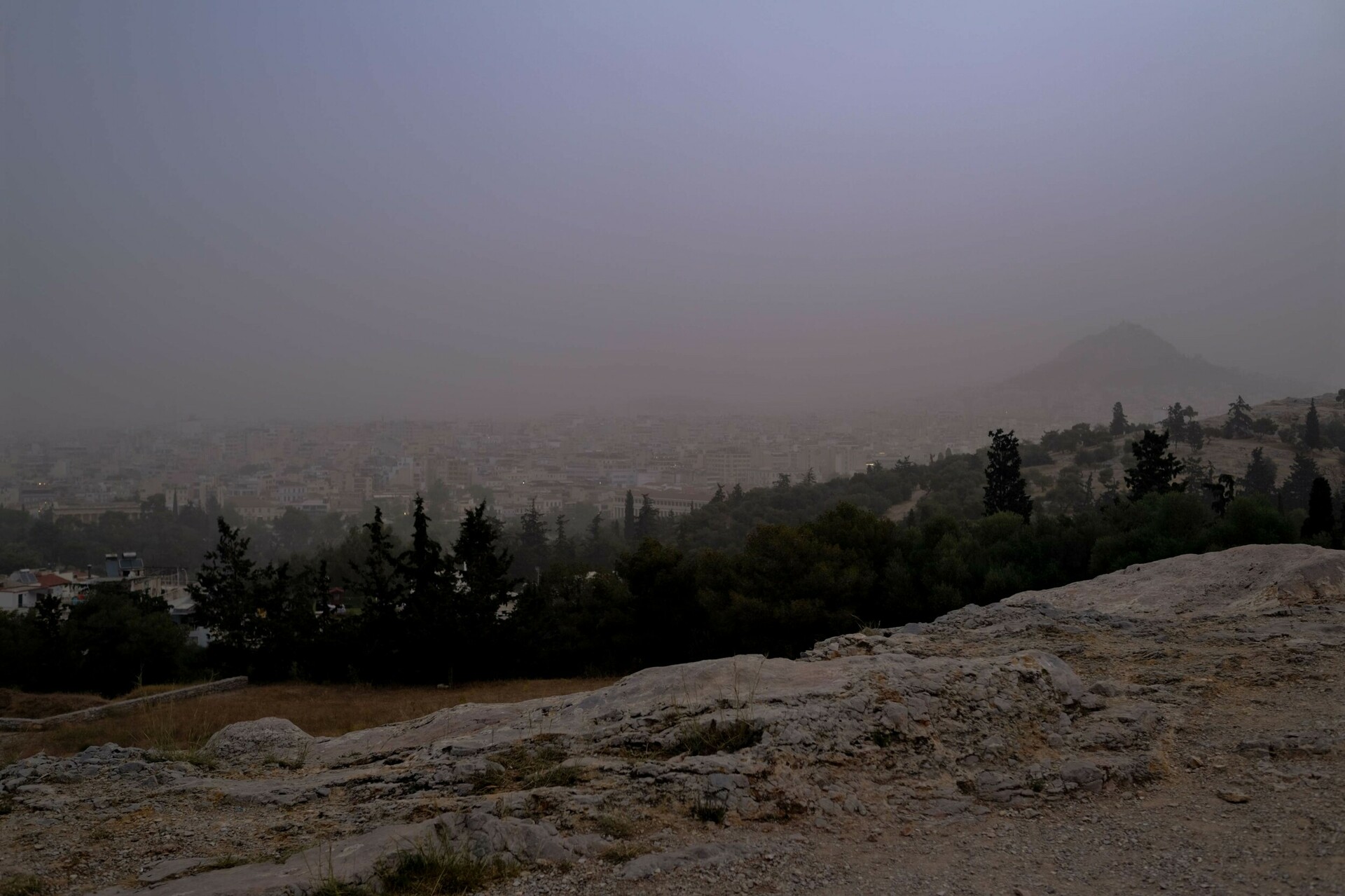 Αφρικανική σκόνη: Πώς ξύπνησε η Αθήνα | LiFO