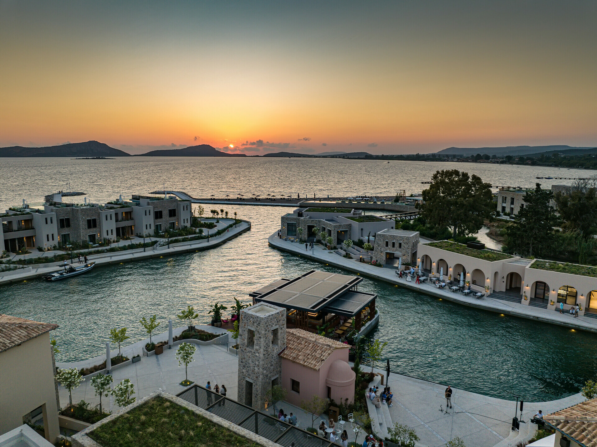 Ένα γεμάτο καλοκαίρι στη Navarino Agora με fashion events, wine tasting ...