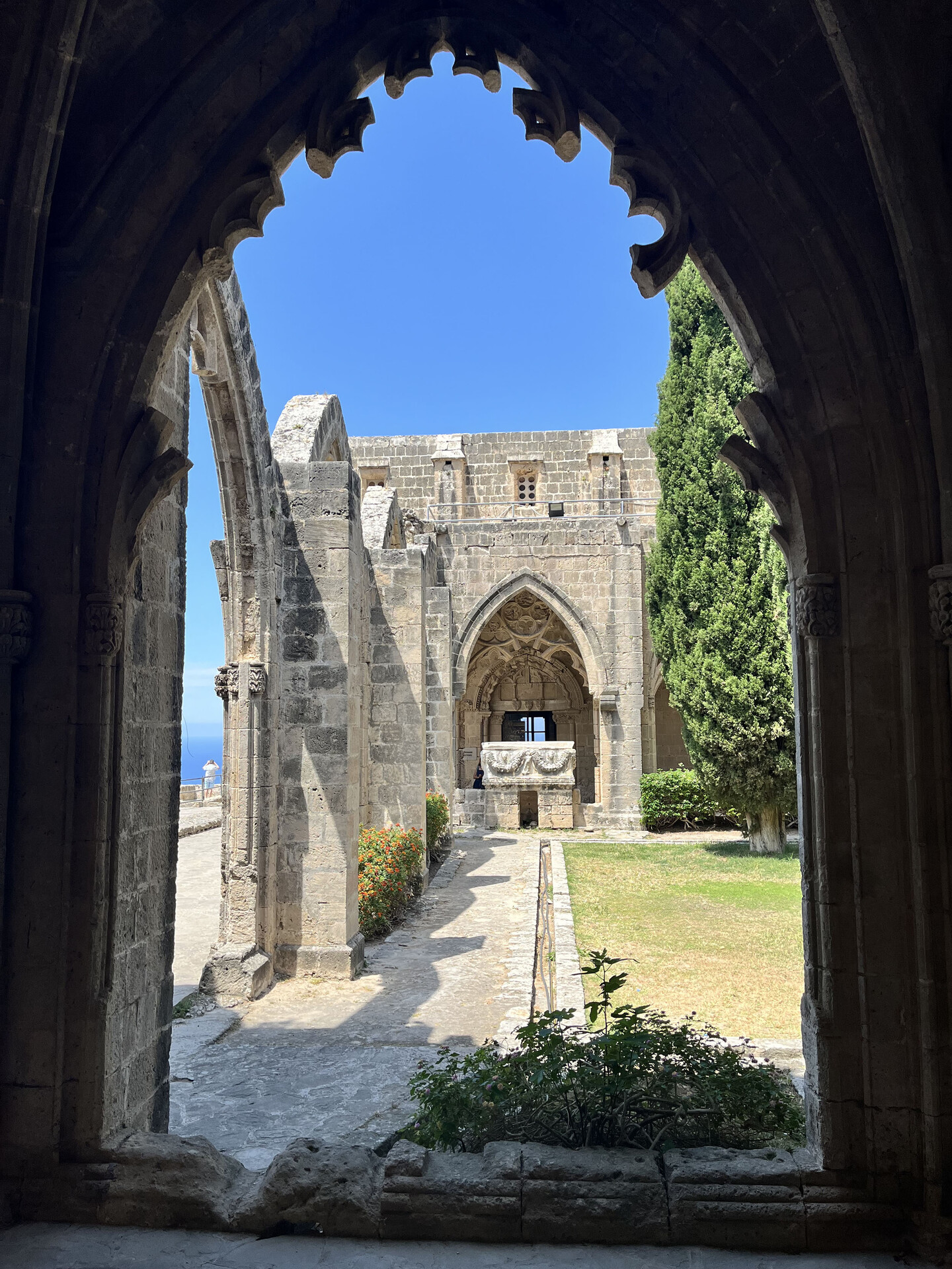 Στα Κατεχόμενα των γοτθικών μνημείων και των θρύλων | LiFO