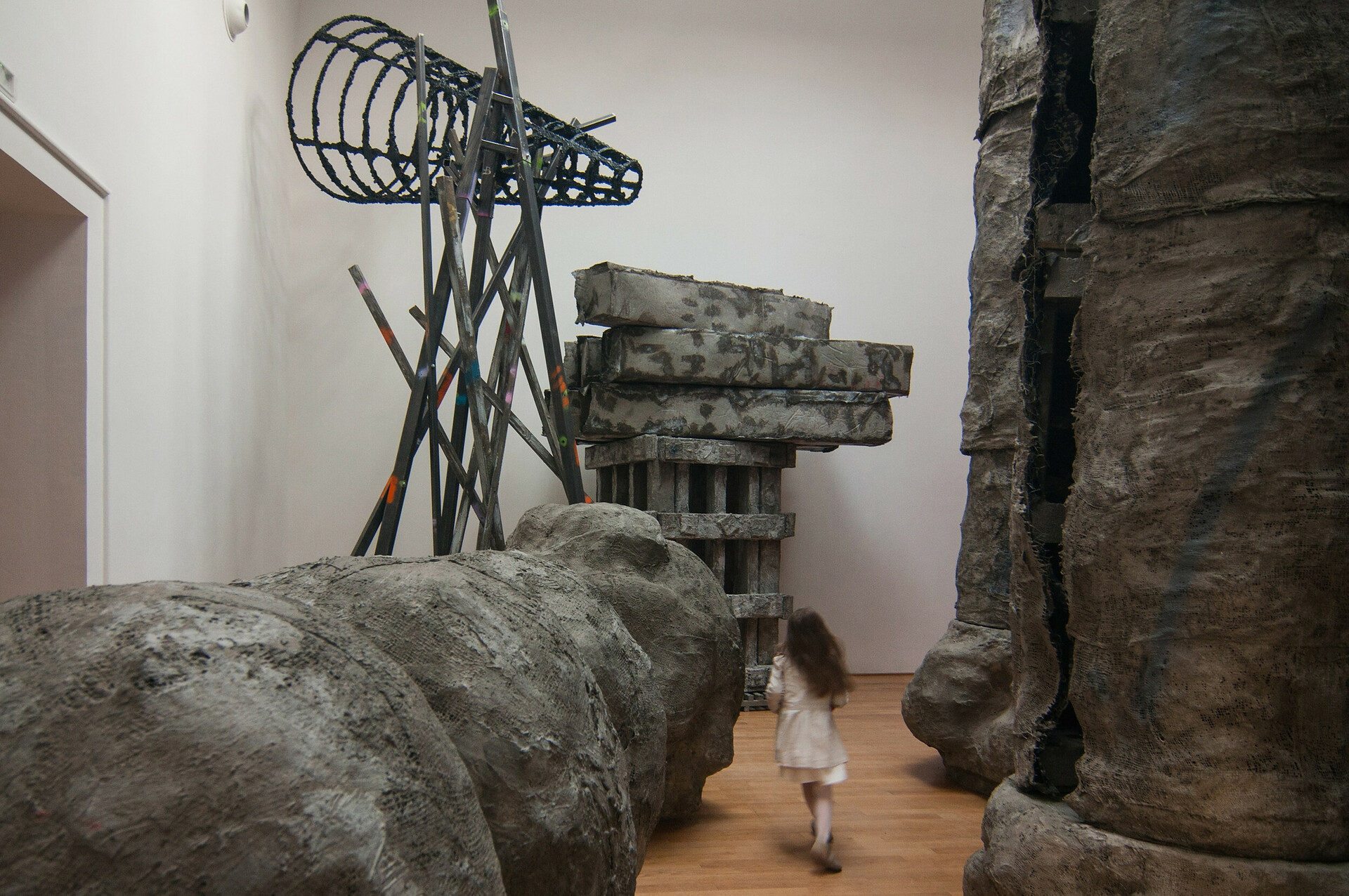Η εξαιρετική περίπτωση της Phyllida Barlow που ο κόσμος της τέχνης ...