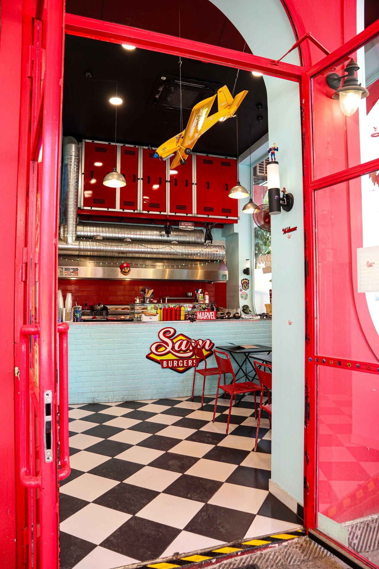 Sam Burger: Ο Sam έχει στήσει τον δικό του αμερικανικό γευστικό ναό στο ...