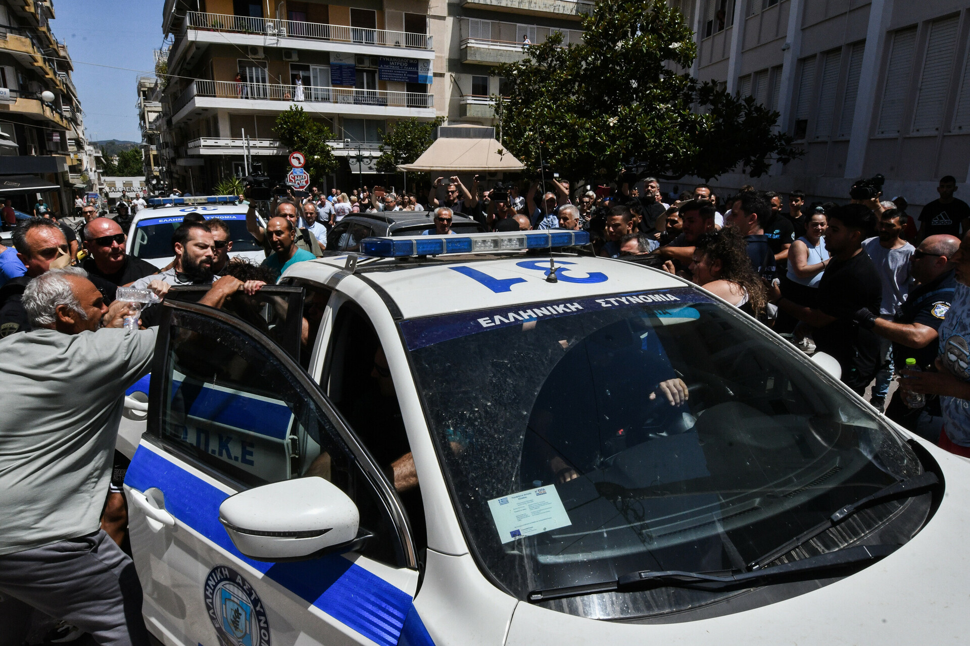 Ηλεία: Εξαγριωμένο πλήθος δεν άφησε τον 37χρονο δολοφόνο να απολογηθεί ...