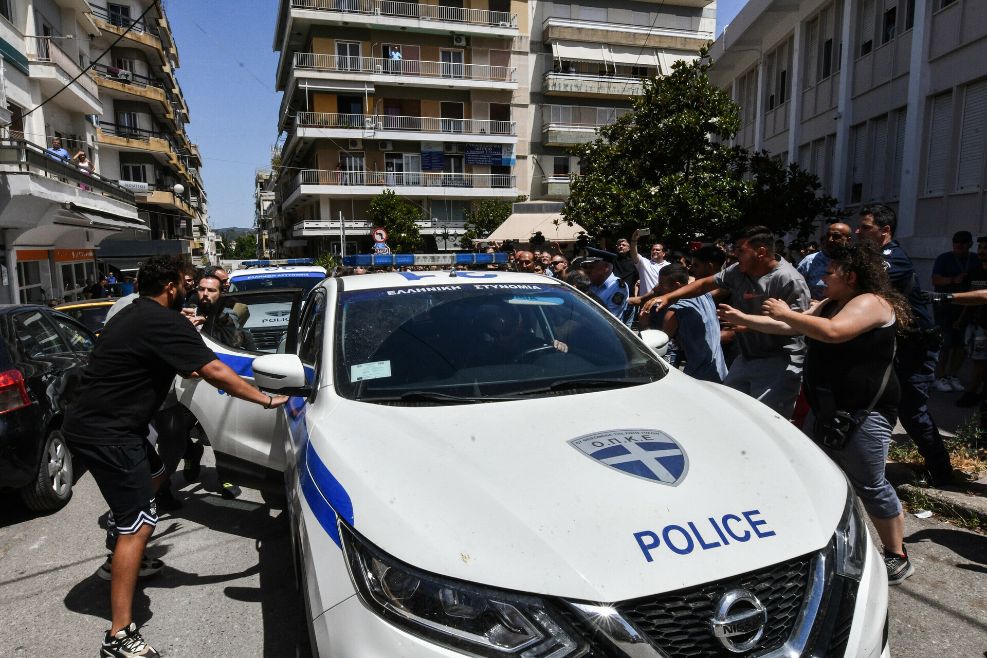 Ηλεία: Εξαγριωμένο πλήθος δεν άφησε τον 37χρονο δολοφόνο να απολογηθεί ...