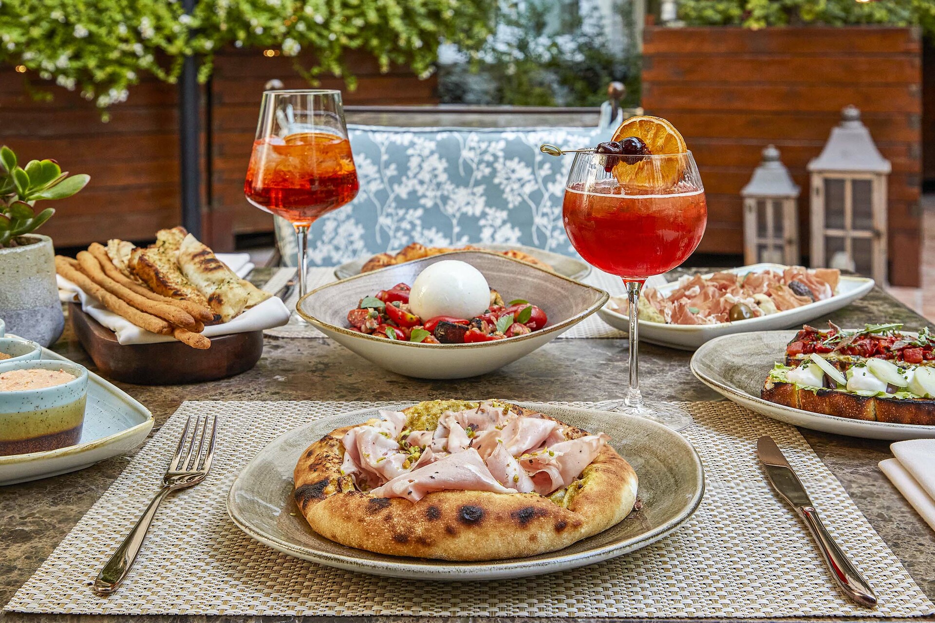 Il Giardino Segreto: Στο Atrium του Alexander’s Lounge υπάρχει ο πιο ...
