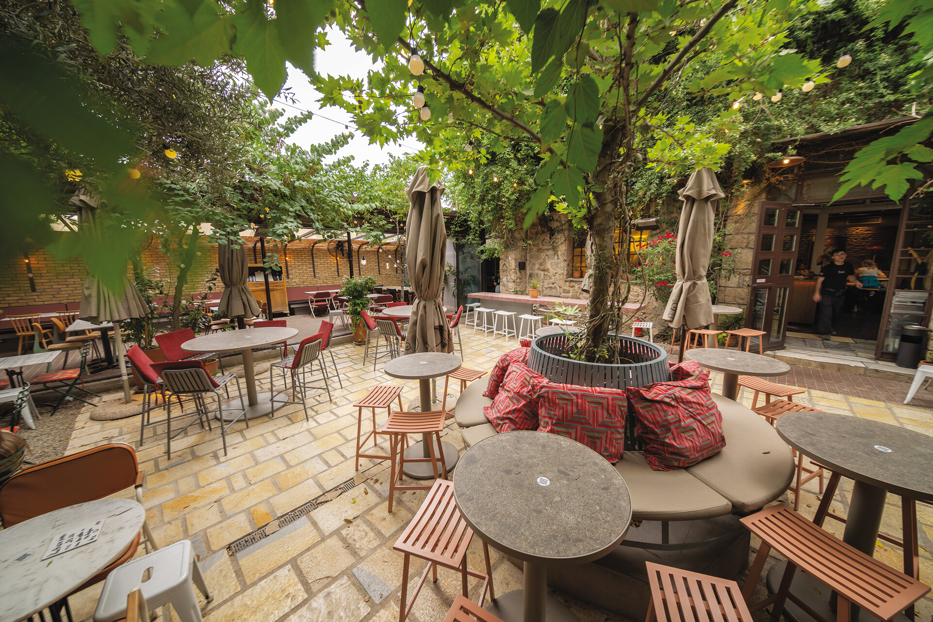 To Λοκάλι: Σε μεταφέρει σε ένα ελληνικό νησί, κι ας είναι στο κέντρο ...