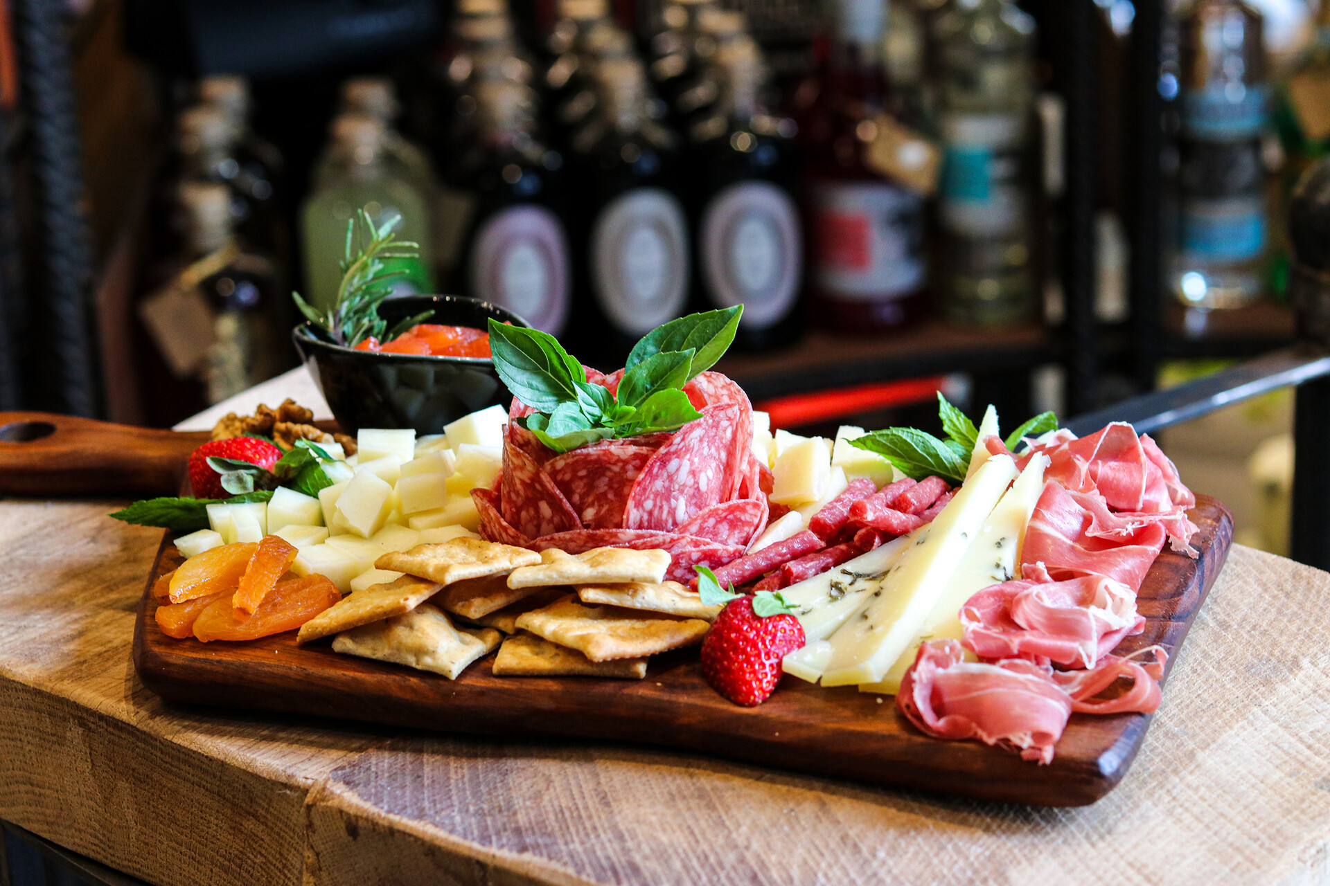 Cava Solera: Έστησε τραπεζάκια και προσφέρει μια οινική εμπειρία ...