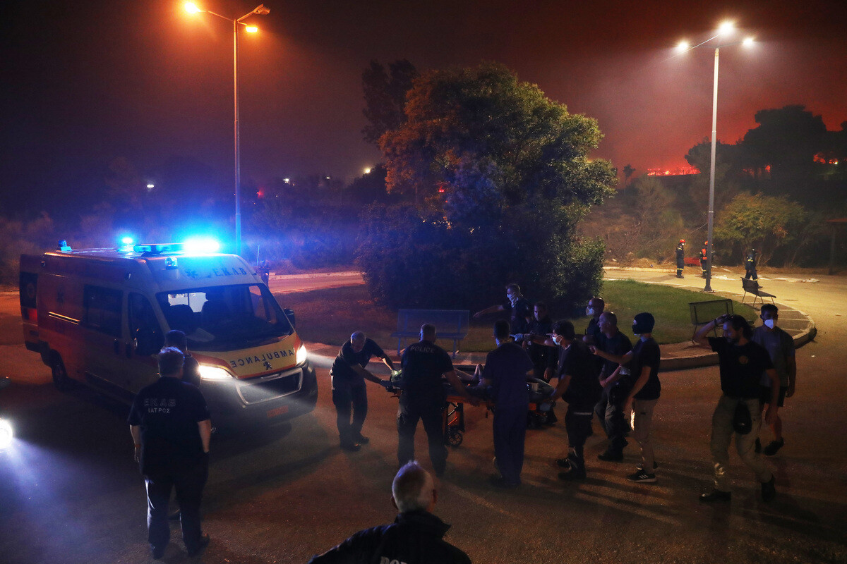 Φωτιά στην Αττική: Εκκενώθηκαν το Παίδων Πεντέλης και το 414 ...