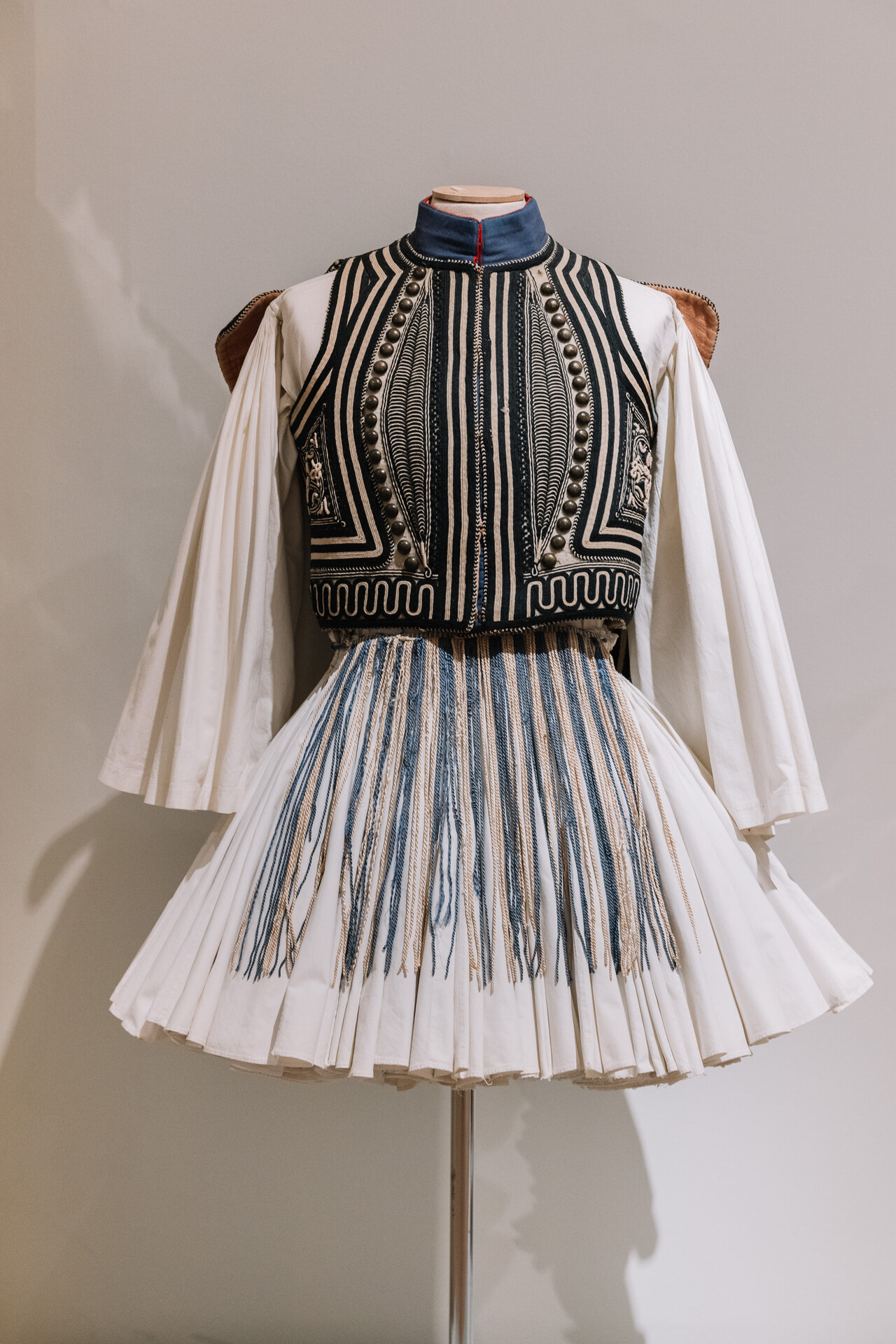 Η ιστορία του νεότερου ελληνικού πολιτισμού του ενδύματος σε μια έκθεση ...