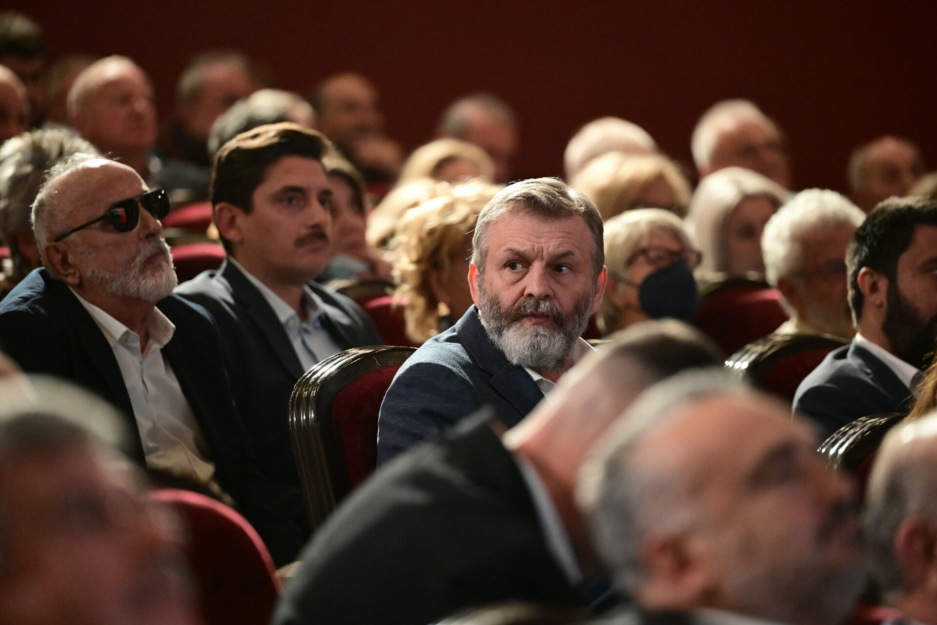 Ο παλιός Τσίπρας είναι ακόμα εδώ, χωρίς αυτοκριτική, αλλά πιο δεξιά | LiFO