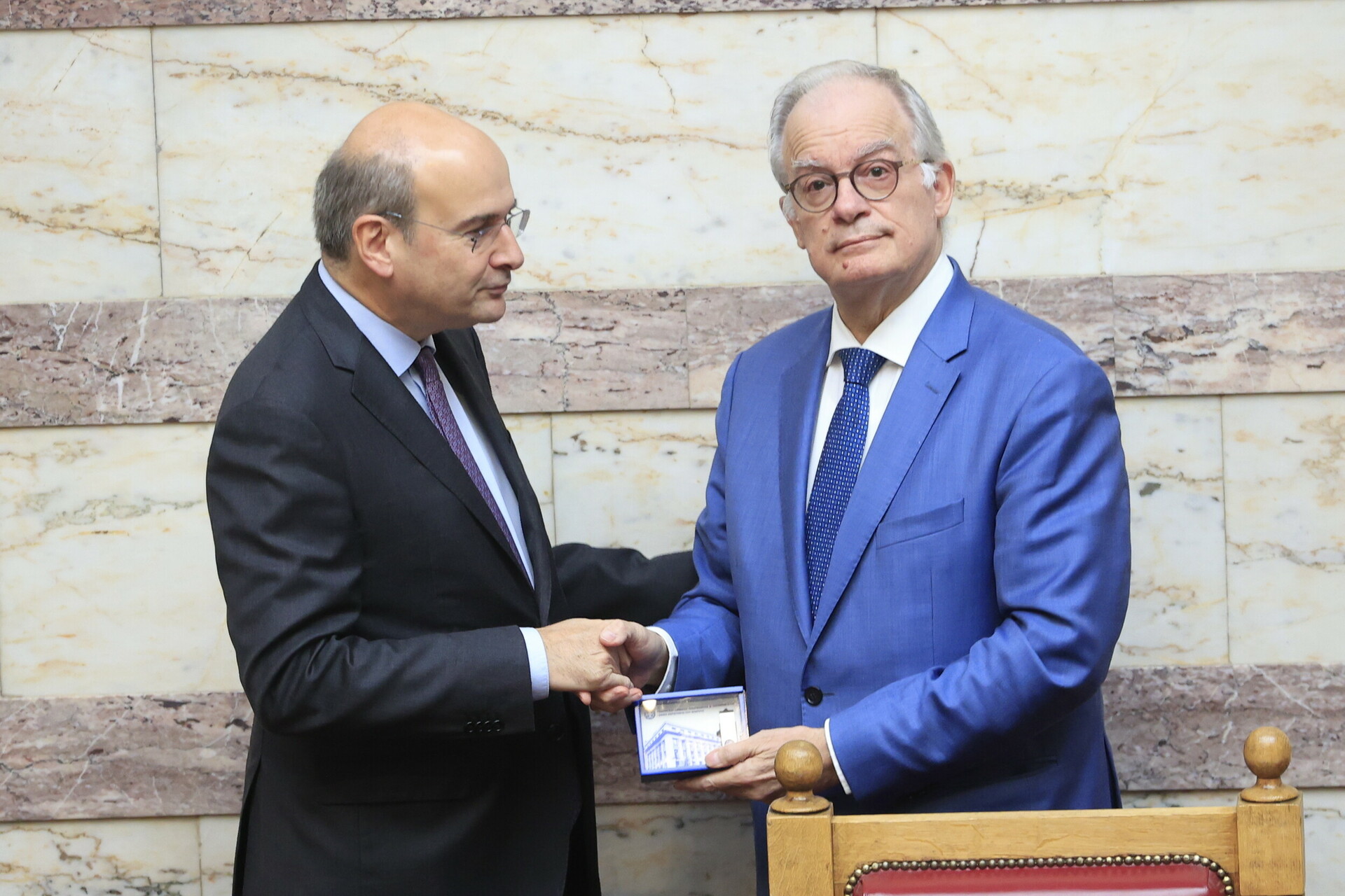 Προϋπολογισμός 2025: Κατατέθηκε στη Βουλή - Πότε ψηφίζεται | LiFO