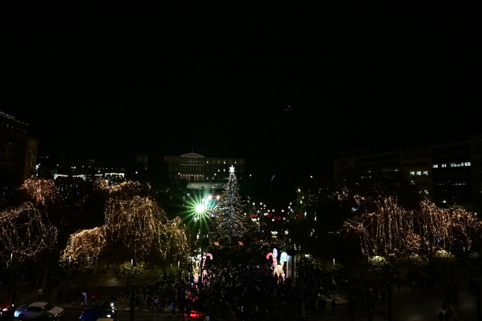 Φωταγωγήθηκε το χριστουγεννιάτικο δέντρο στο Σύνταγμα - Η Αθήνα «φόρεσε ...