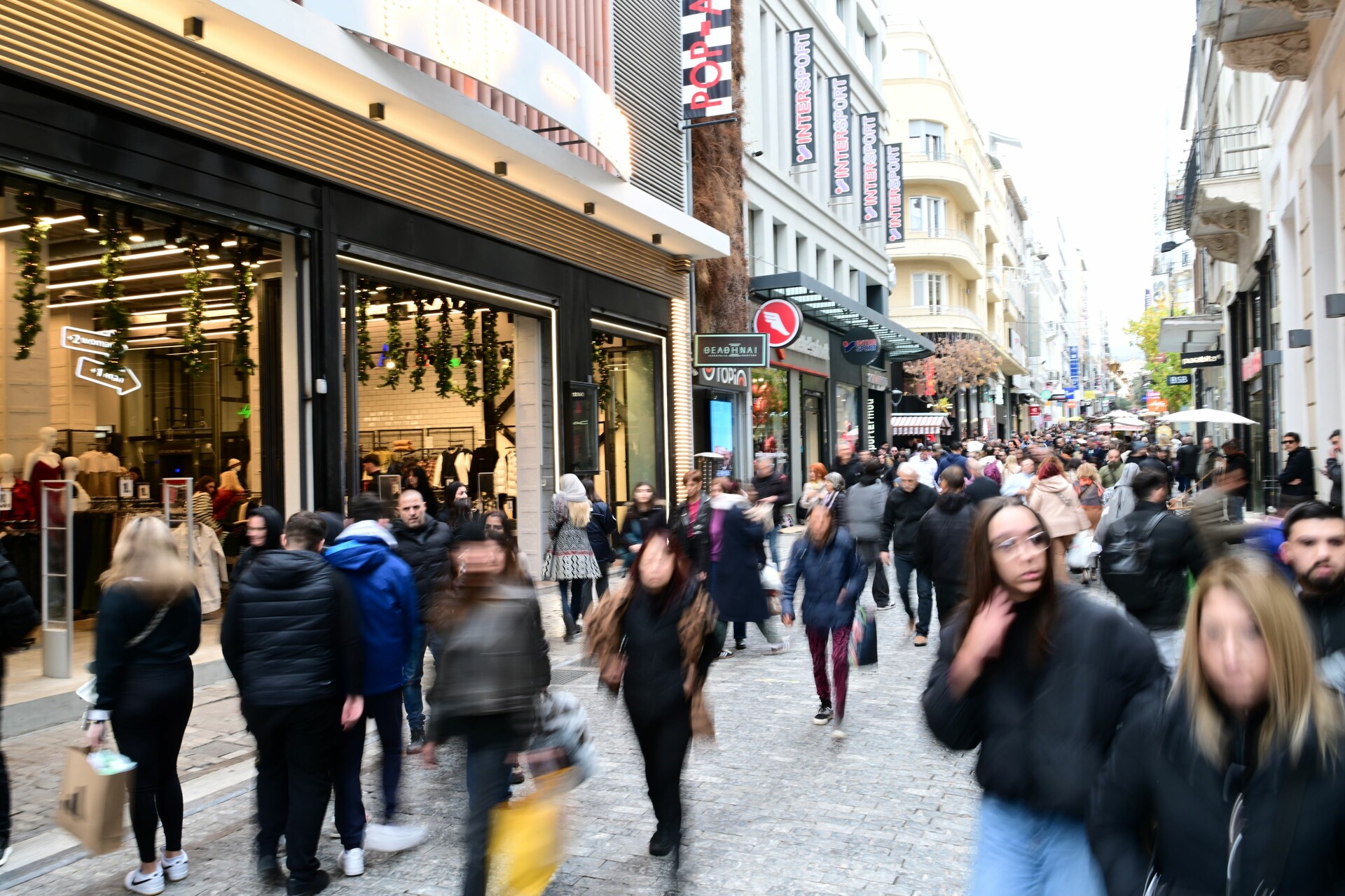 Εορταστικό ωράριο: Τι ώρα κλείνουν σήμερα τα εμπορικά καταστήματα | LiFO