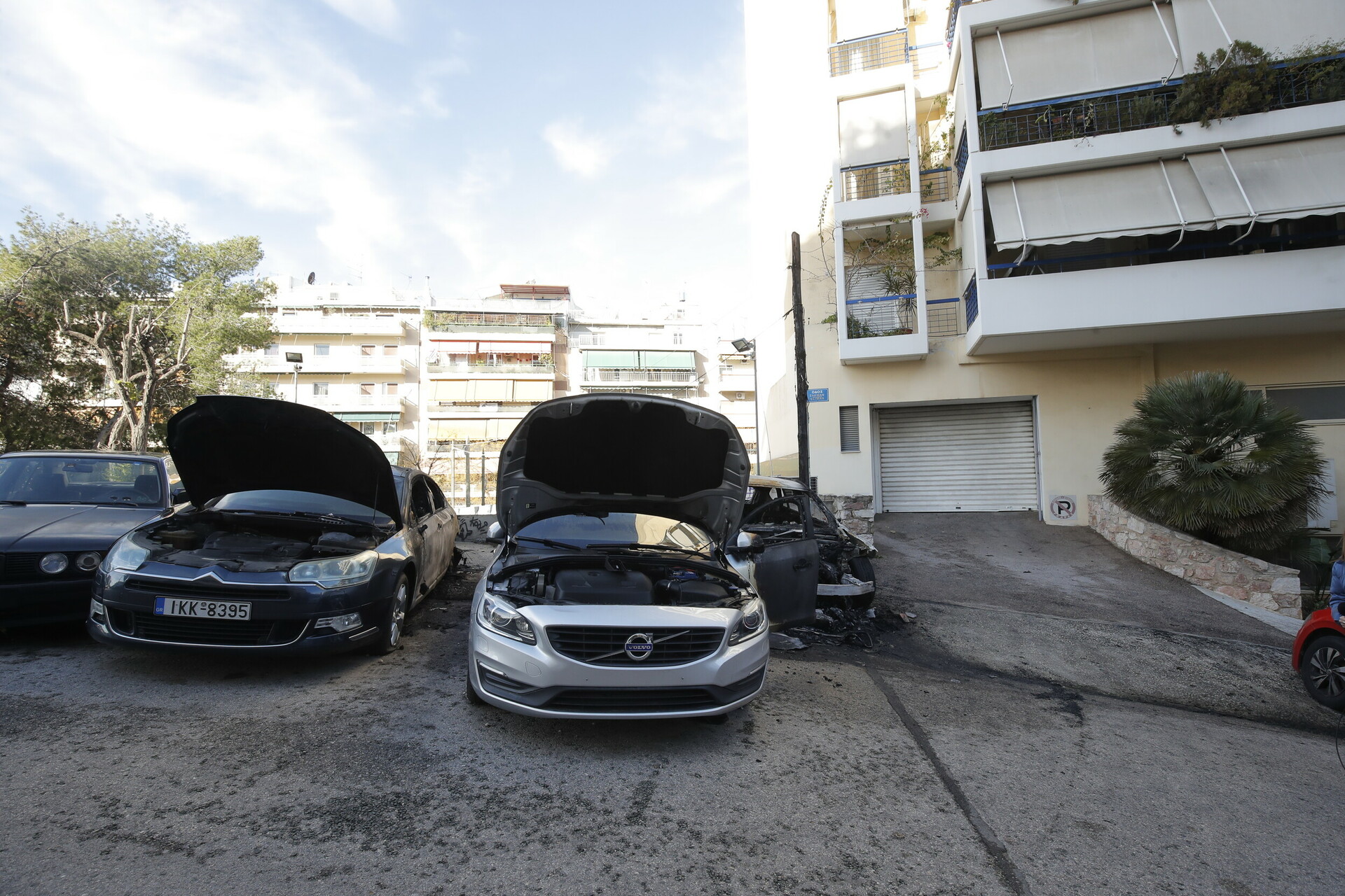 Φωτιά σε σταθμευμένα οχήματα στα Πατήσια | LiFO