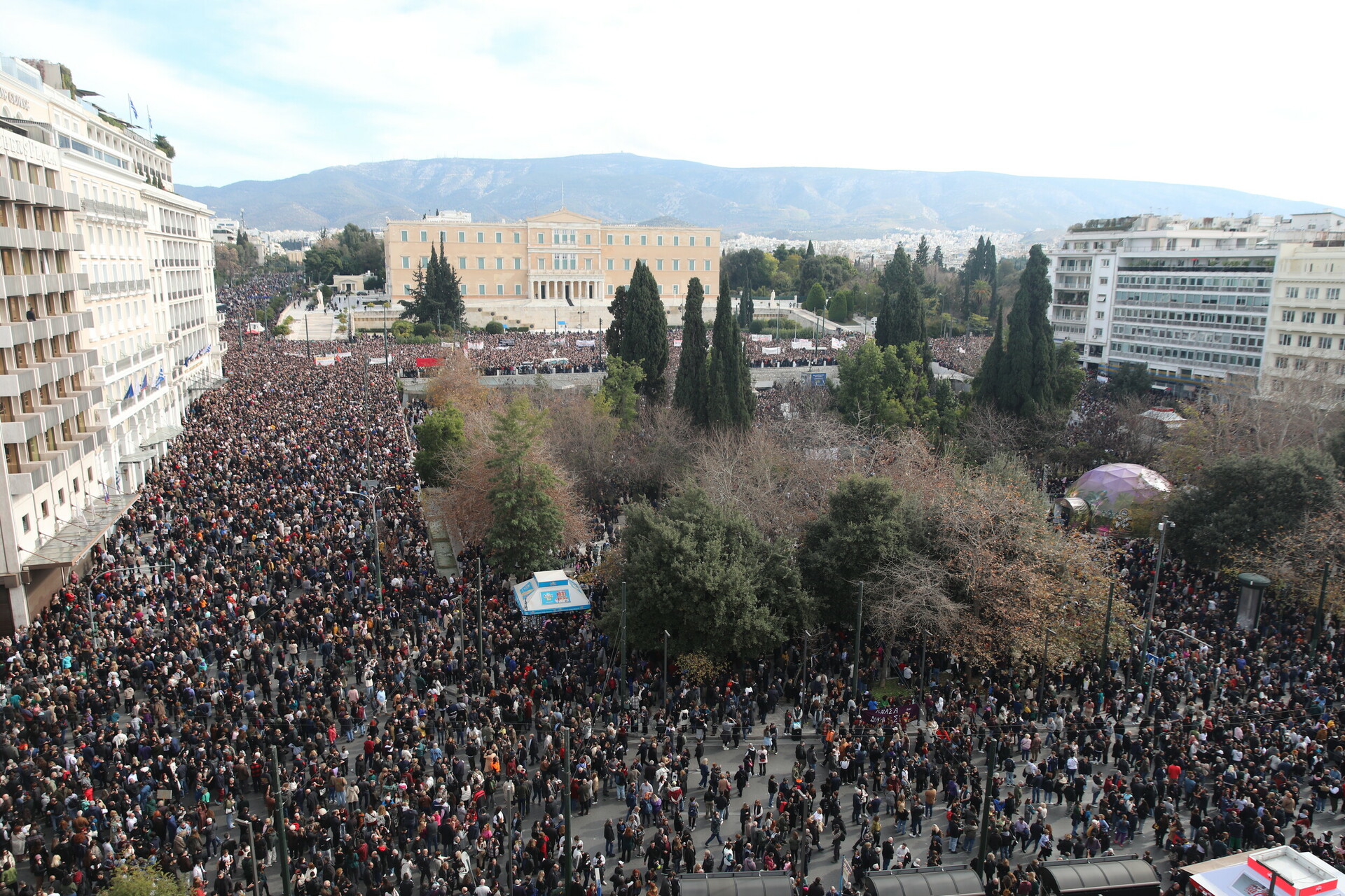 Η μεγάλη συγκέντρωση στο Σύνταγμα για τα Τέμπη | LiFO