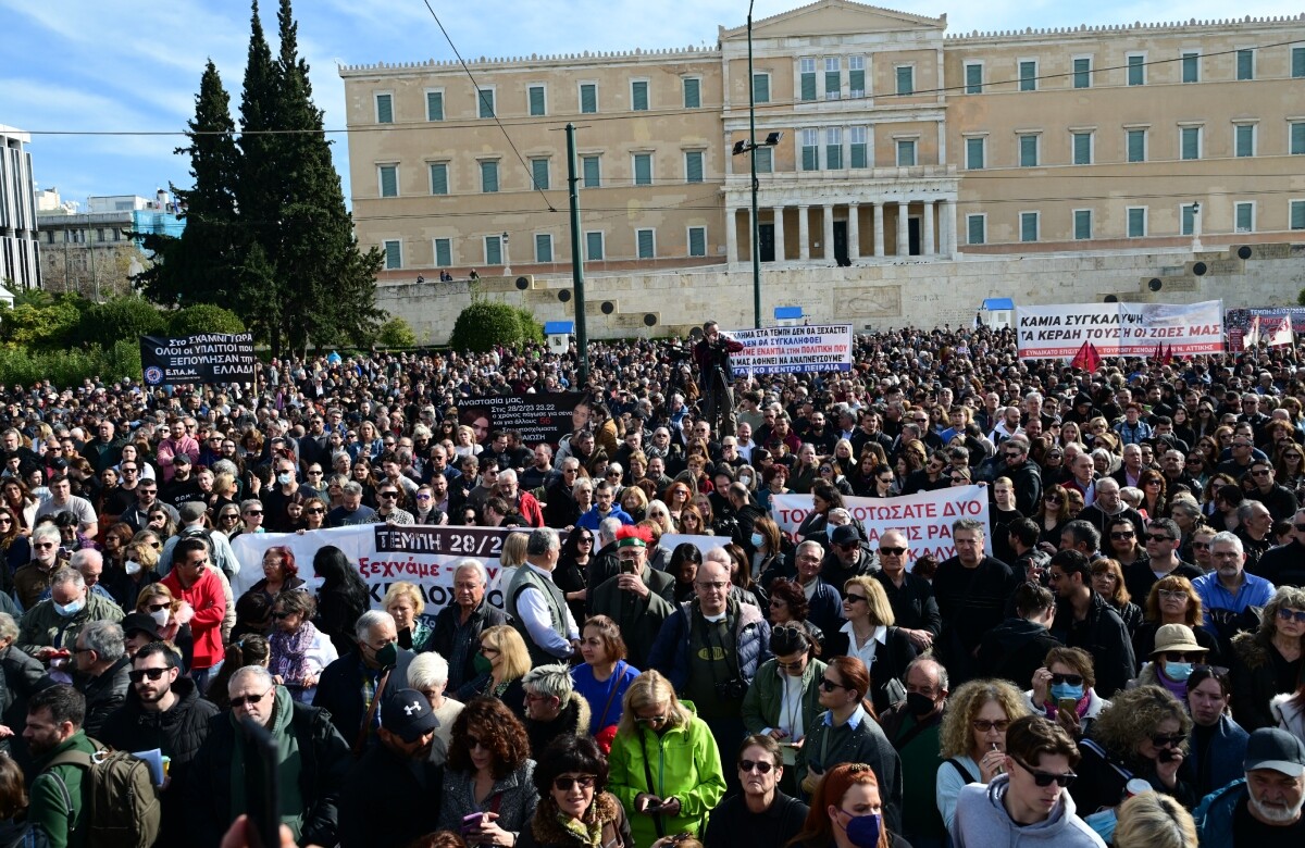 Η μεγάλη συγκέντρωση στο Σύνταγμα για τα Τέμπη | LiFO