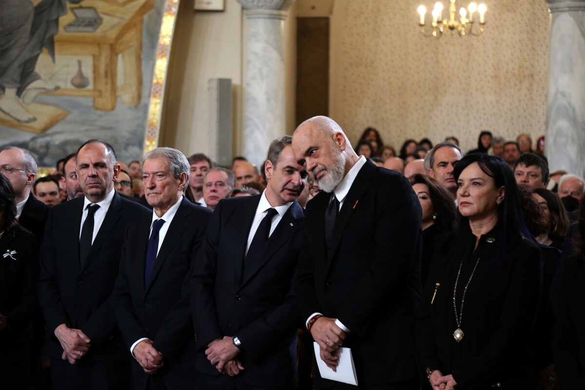 Κηδεύτηκε σε ειδική κρύπτη στον καθεδρικό των Τιράνων ο Αναστάσιος | LiFO