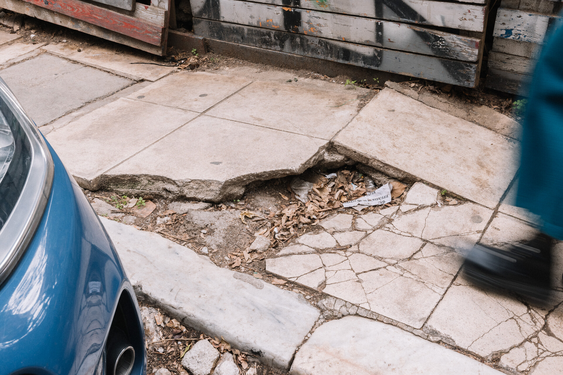 Τα πεζοδρόμια της Αθήνας δεν θα μπορούσαν να είναι χειρότερα | LiFO