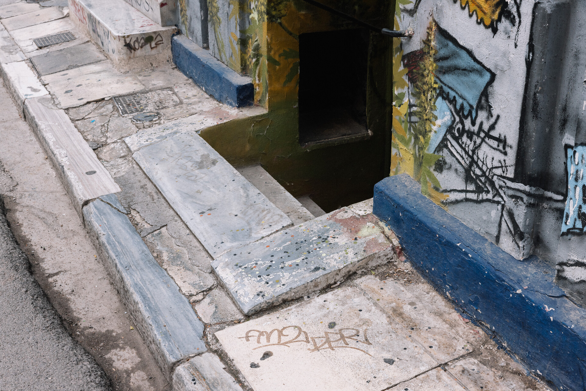 Τα πεζοδρόμια της Αθήνας δεν θα μπορούσαν να είναι χειρότερα | LiFO