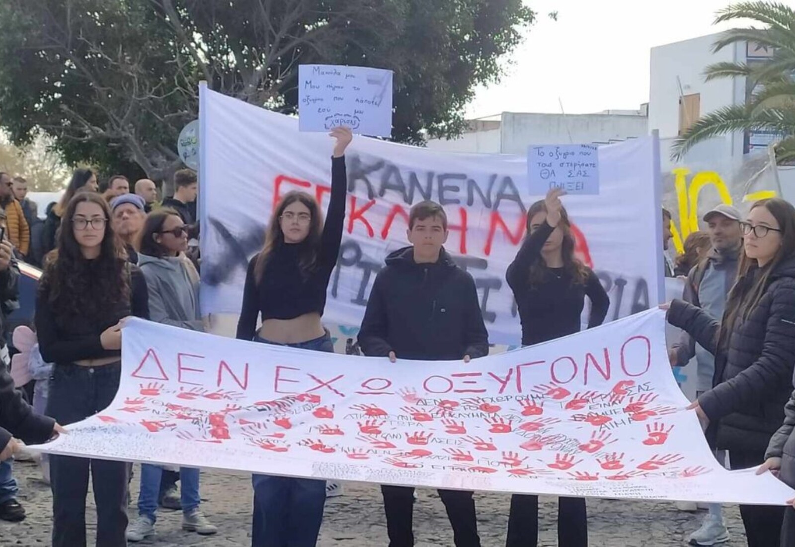Πορεία για Τέμπη: Μεγάλη συγκέντρωση στη Σαντορίνη | LiFO