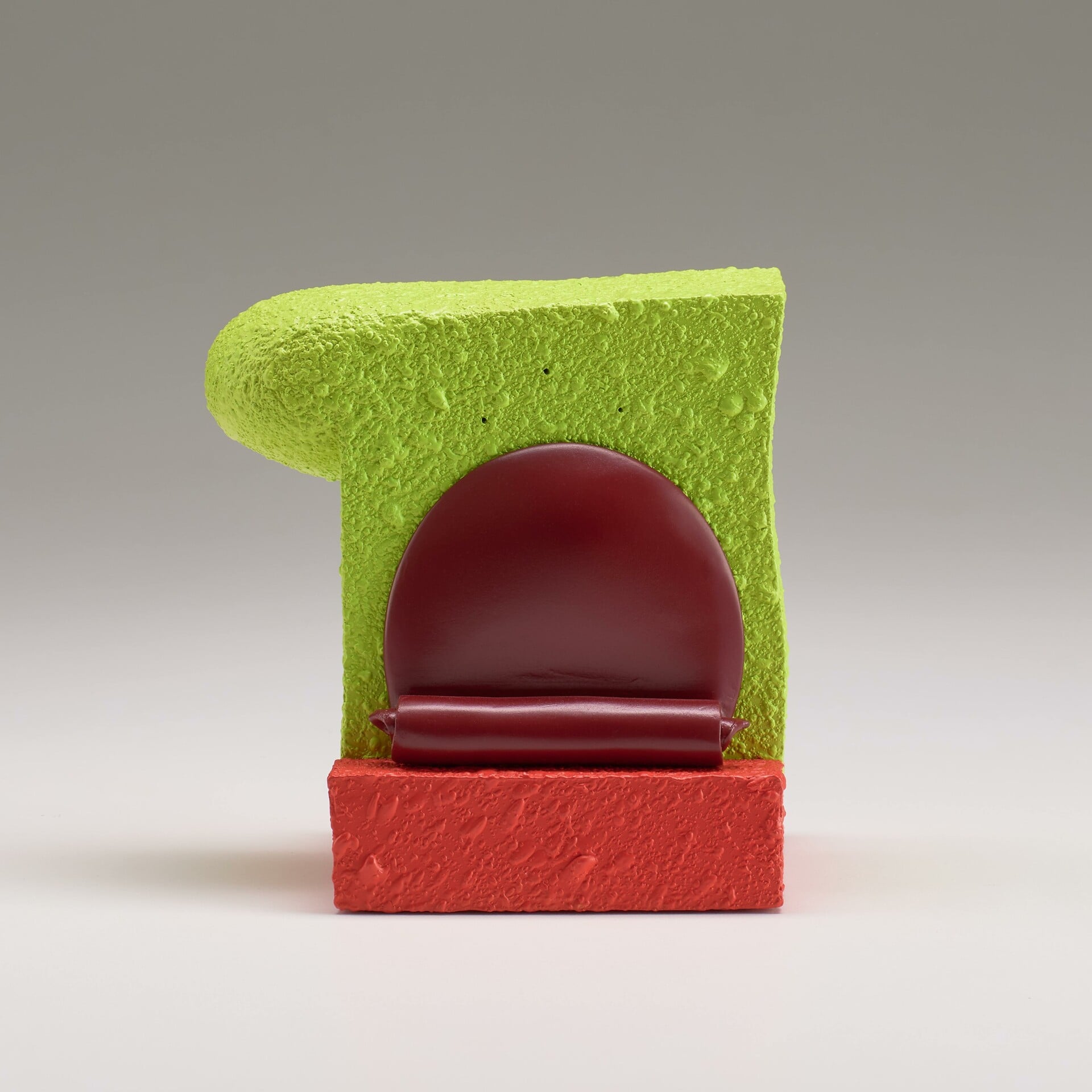 Τα παράξενα, σουρεάλ γλυπτά τσέπης του Ron Nagle στην Αθήνα | LiFO