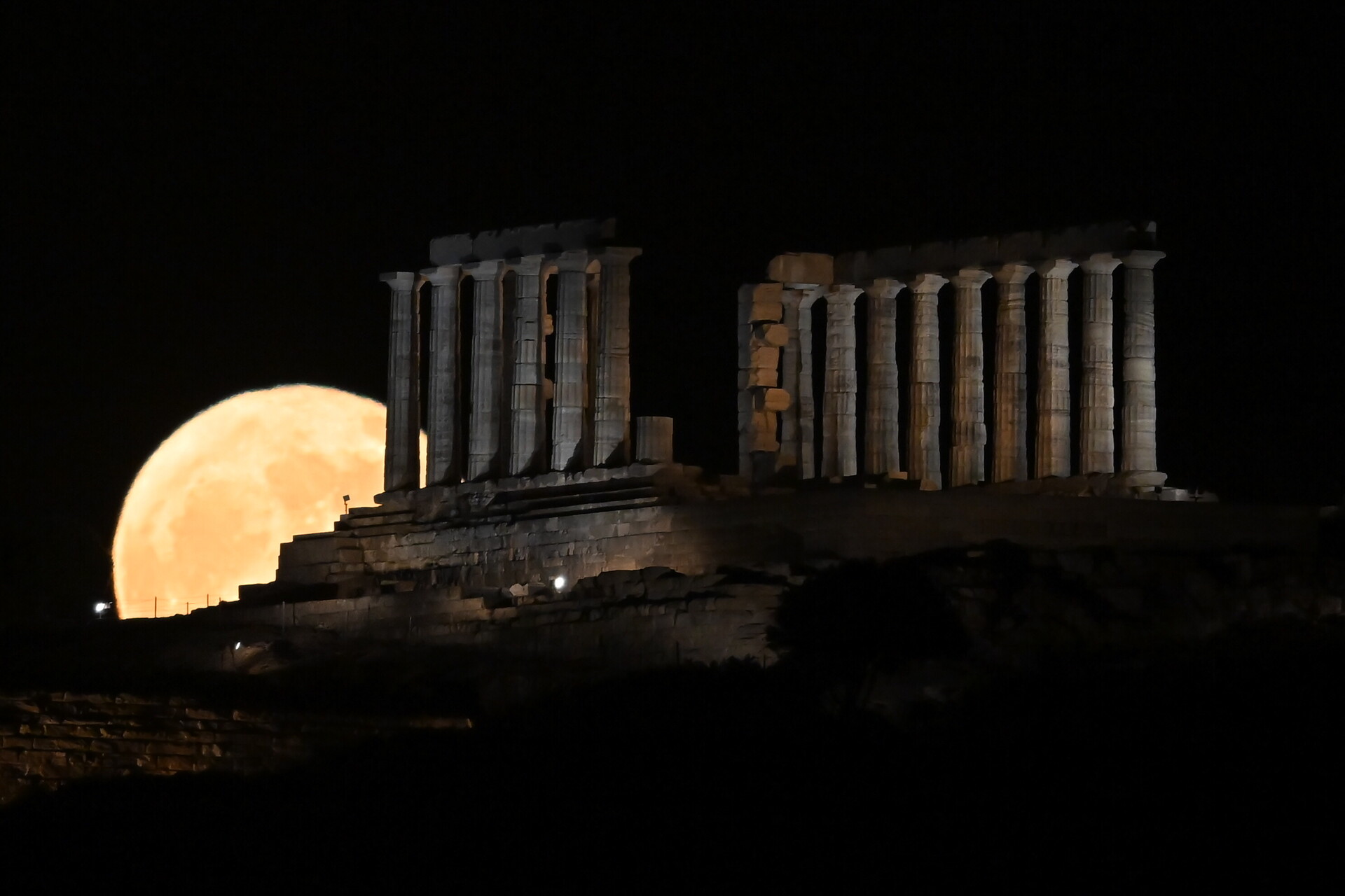Η πανσέληνος του Ιουνίου 2025: Το «φεγγάρι της φράουλας» στο Σούνιο | LiFO