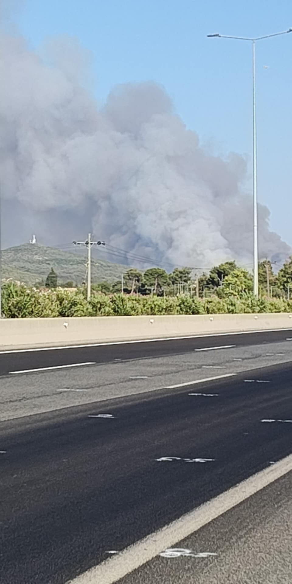 Φωτιά στον Ωρωπό: Ισχυρές εναέριες και επίγειες δυνάμεις - Εστάλη 112 | LiFO