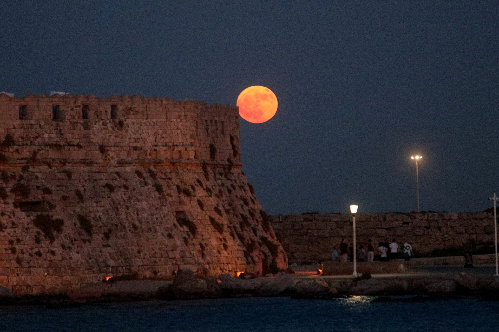 Πανσέληνος Ιουλίου: Οι πρώτες εντυπωσιακές φωτογραφίες από το «Φεγγάρι ...