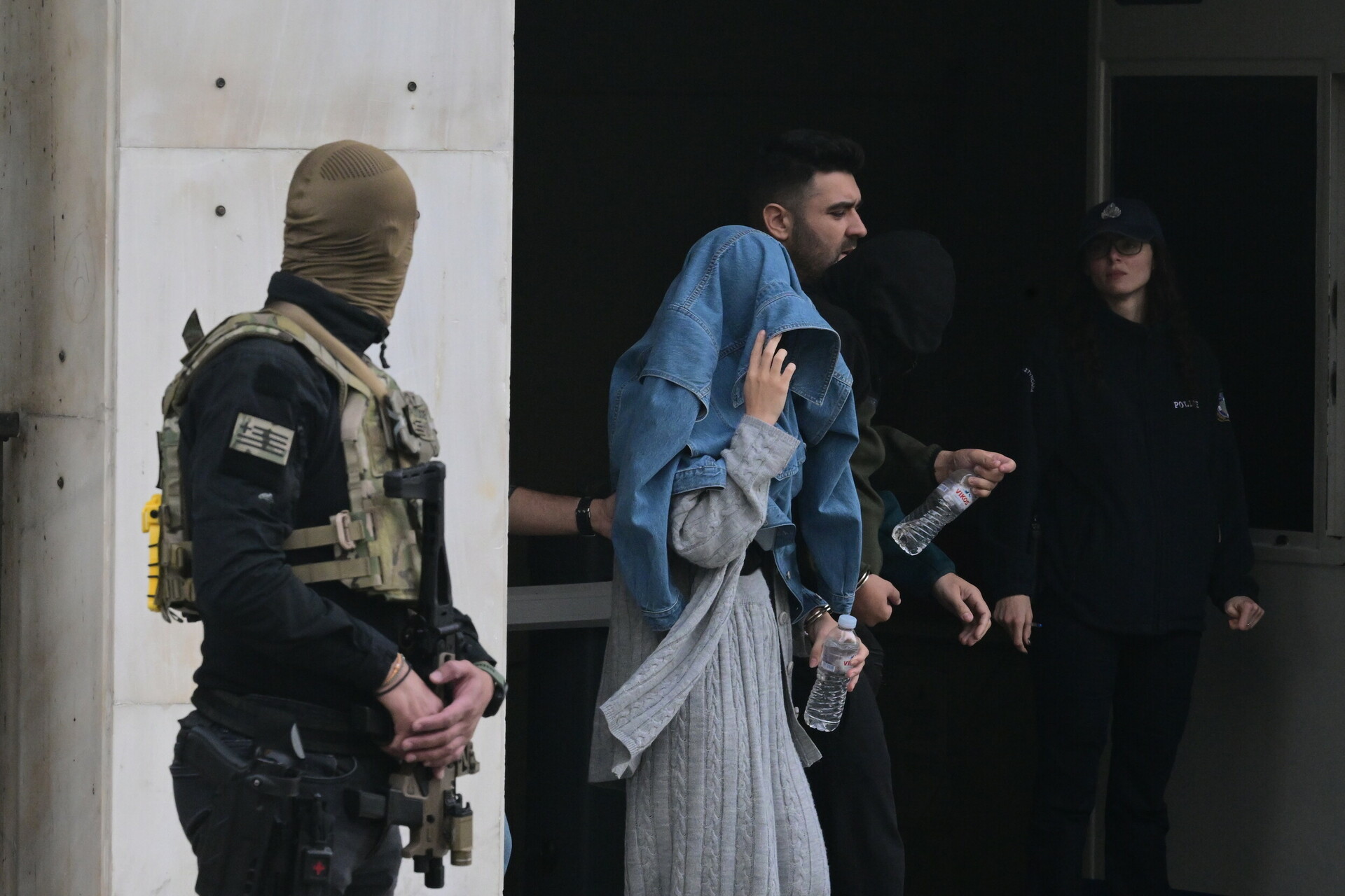 ΟΠΕΚΕΠΕ: Με καλυμμένα τα πρόσωπά τους οι συλληφθέντες στην Ευρωπαϊκή ...