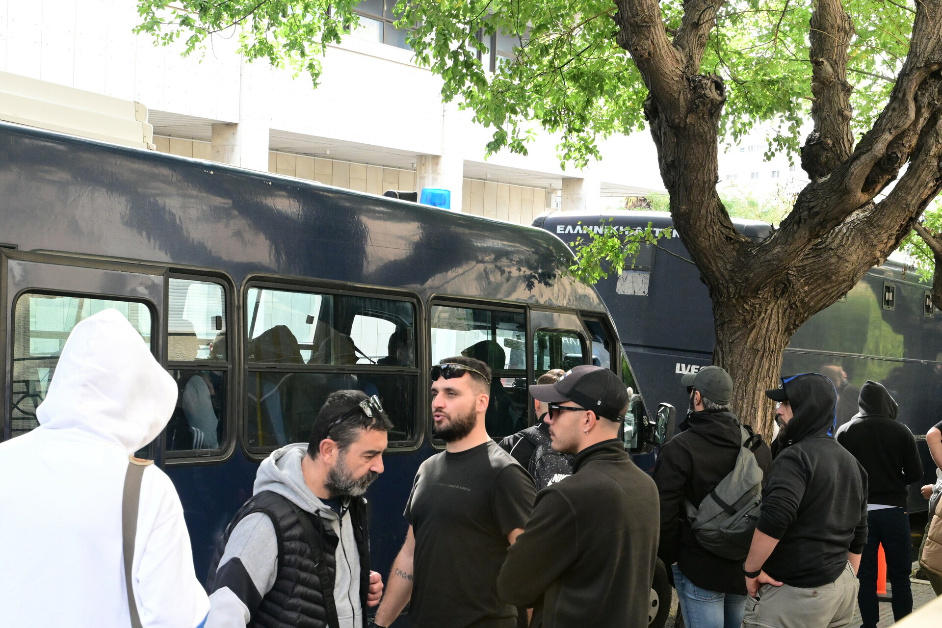 ΟΠΕΚΕΠΕ: Με καλυμμένα τα πρόσωπά τους οι συλληφθέντες στην Ευρωπαϊκή ...