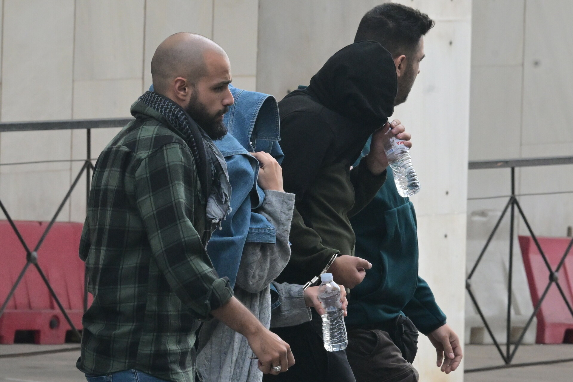 ΟΠΕΚΕΠΕ: Με καλυμμένα τα πρόσωπά τους οι συλληφθέντες στην Ευρωπαϊκή ...