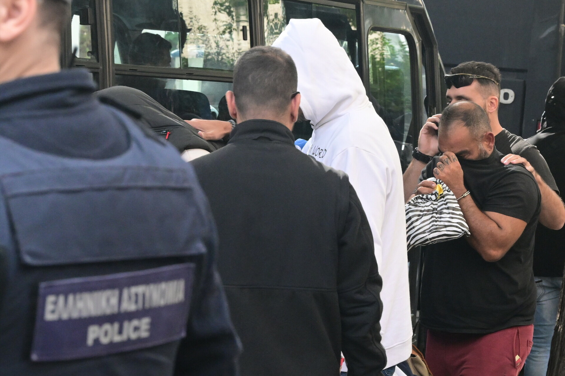 ΟΠΕΚΕΠΕ: Με καλυμμένα τα πρόσωπά τους οι συλληφθέντες στην Ευρωπαϊκή ...
