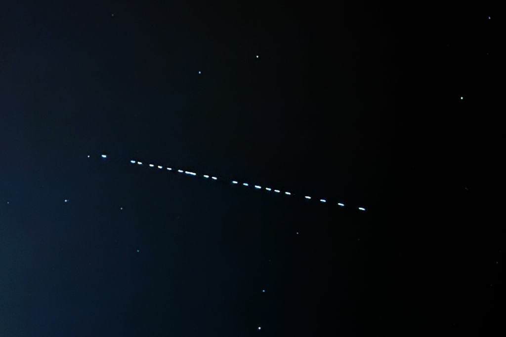 Οι δορυφόροι Starlink του Έλον Μασκ απέφυγαν σύγκρουση με κινεζικούς ...