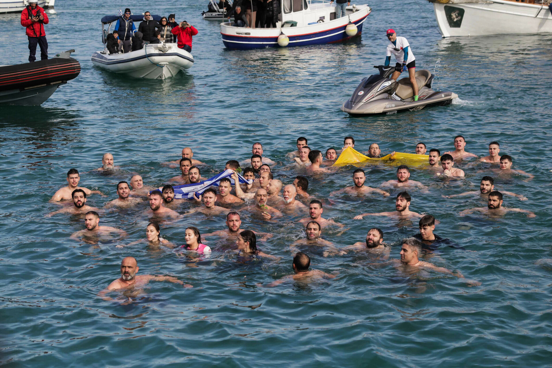 Θεοφάνεια 2026: 30 εικόνες από τον αγιασμό των υδάτων σε όλη τη χώρα | LiFO