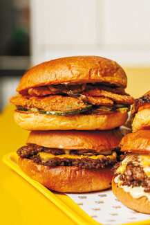 NOB BURGER: Το νέο spot του Παγκρατίου υπόσχεται μια εμπειρία Not ...