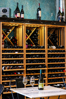 Cava Solera: Έστησε τραπεζάκια και προσφέρει μια οινική εμπειρία ...